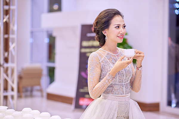 Ngắm vẻ đẹp khó rời mắt của MC Mỹ Vân trong đêm Gala 20 năm Sao Mai ...