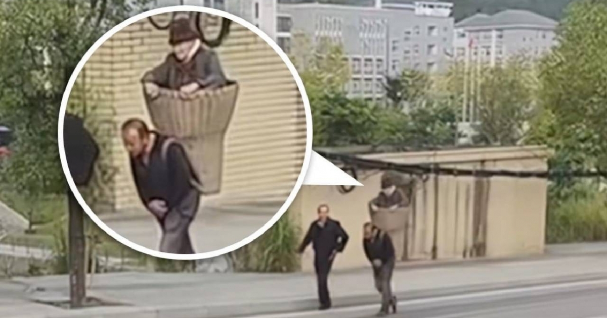 Hình ảnh 2 anh em thay nhau gùi mẹ trên vai làm lay động hàng triệu ...