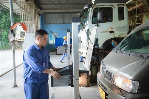 Xe thiết kế 1 đèn lùi, xe dán đề can trang trí vẫn được đăng kiểm - Tinmoi