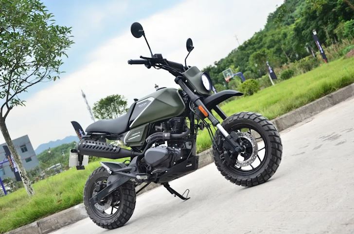 Mini 125 của thương hiệu Brixton được phân phối tại Việt Nam, cạnh ...