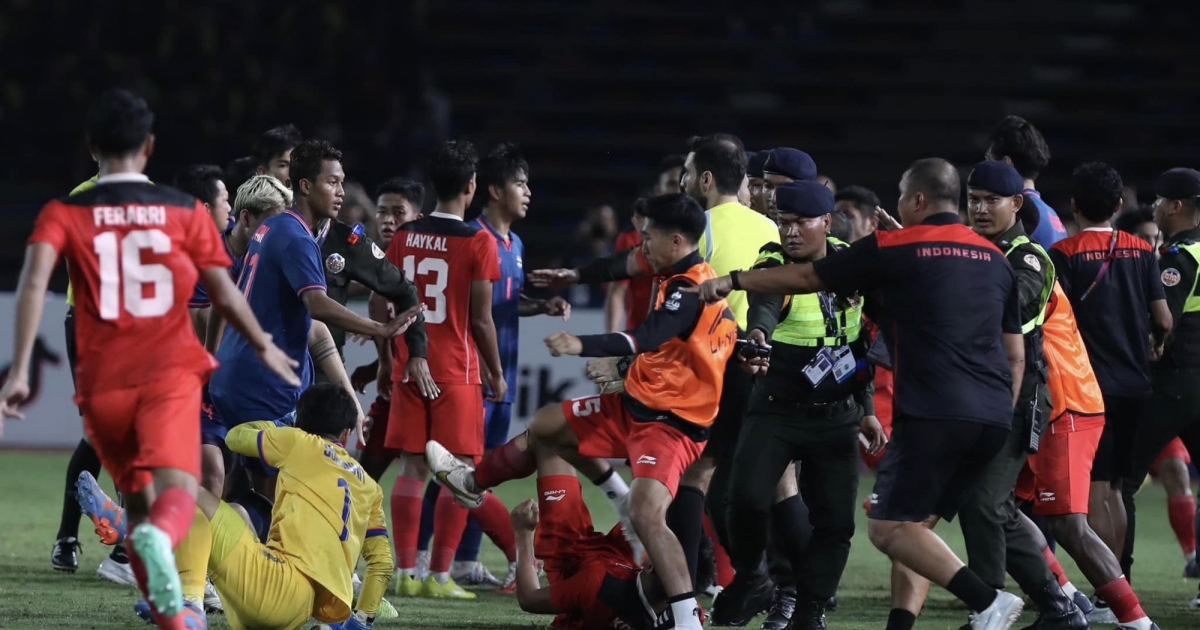 Hàng loạt tờ báo thể thao hàng đầu thế giới 'sốc' trước màn ẩu đả giữa U22 Thái Lan và U22 ...