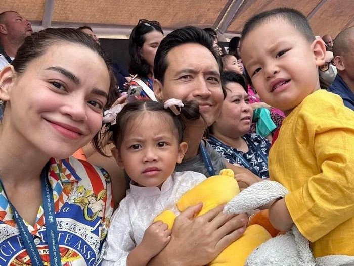 Vợ chồng Hà Hồ đưa 2 con đi chơi Trung Thu nhưng biểu cảm khó đỡ của ...