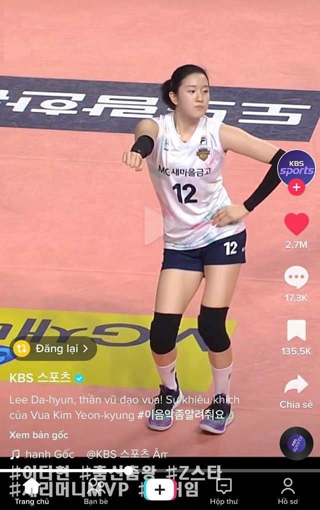 Video: 2 VĐV bóng chuyền Hàn Quốc nhảy khiêu khích nhau trên nền nhạc See Tình Hoàng Thùy Linh ...