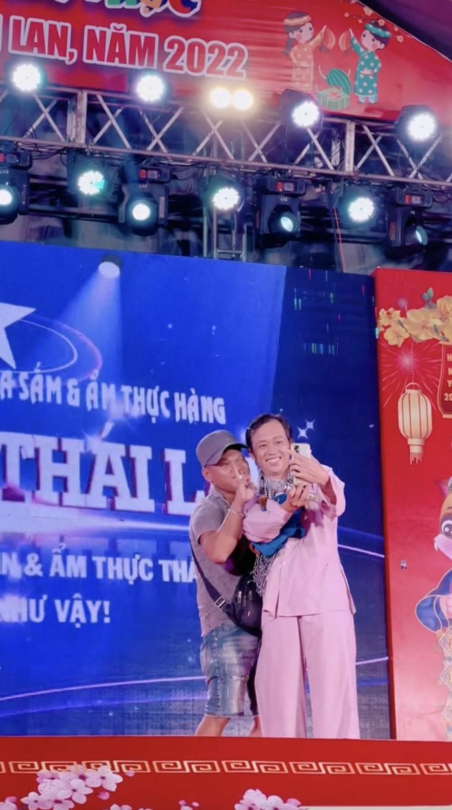 Hoài Linh đi hát hội chợ, có hành động đáng nể dành cho khán giả khiến CDM xuýt xoa - Tinmoi