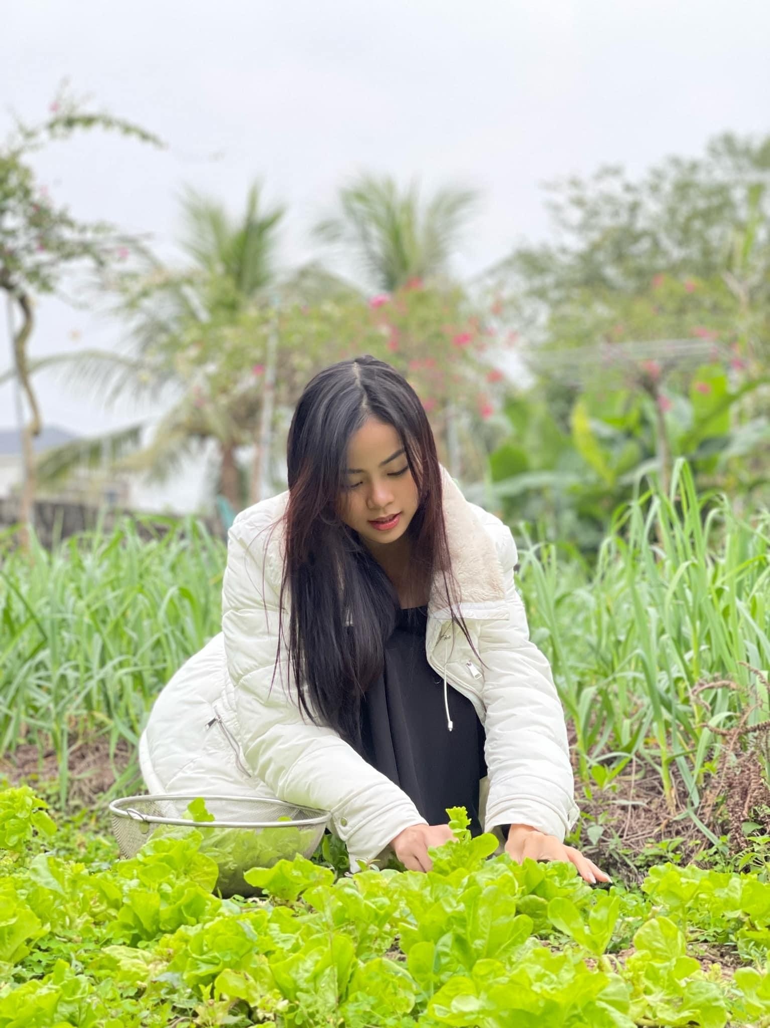 Á hậu Đào Hiền khoe không gian sống khang trang bề thế, vườn rau sạch khiến hội chị em mơ ước ...