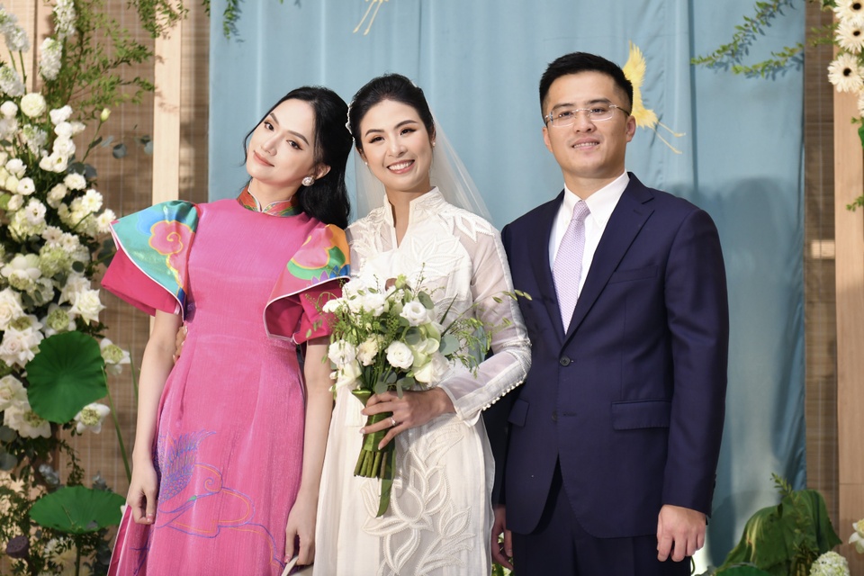 Bố mẹ chồng Hoa hậu Ngọc Hân lộ diện, dung mạo khiến nhiều người chú ý - Tinmoi