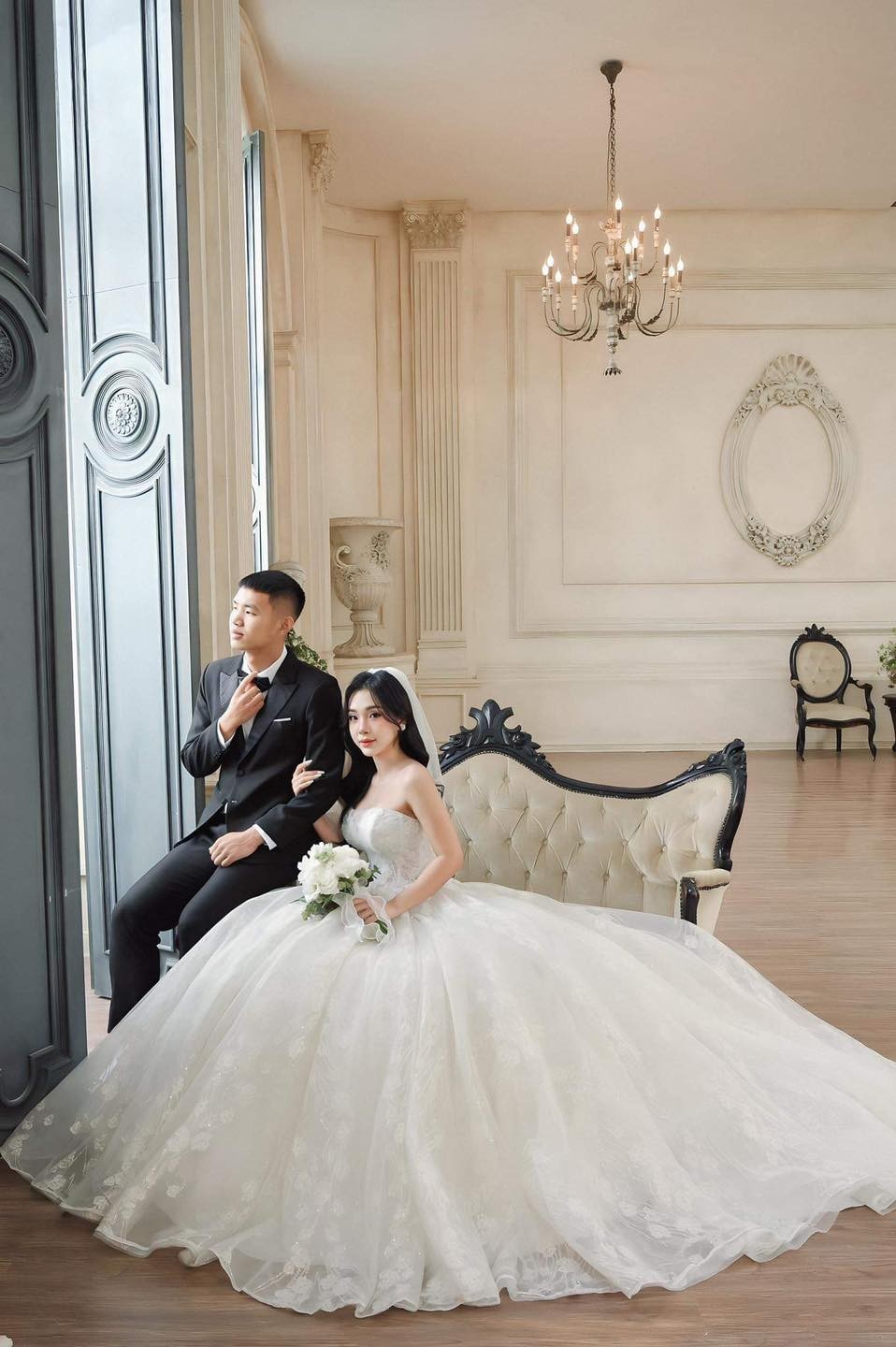 Trung vệ tuyển Việt Nam đá trận 'chung kết cuộc đời' với bạn gái xinh đẹp - Tinmoi