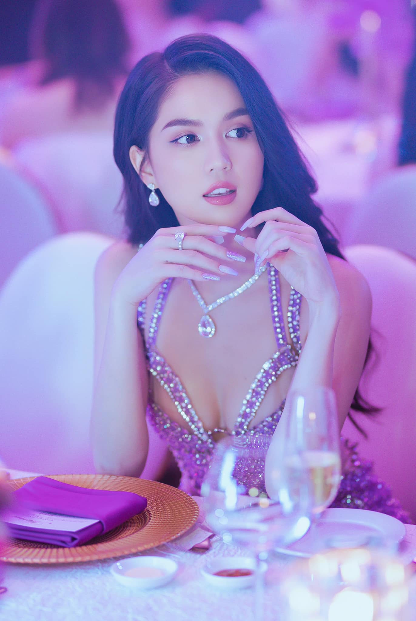 Ngọc Trinh 'sơ hở' là diện đồ xuyên thấu, cắt xẻ hiểm hóc xoa dịu cái lạnh Hà Nội - Tinmoi