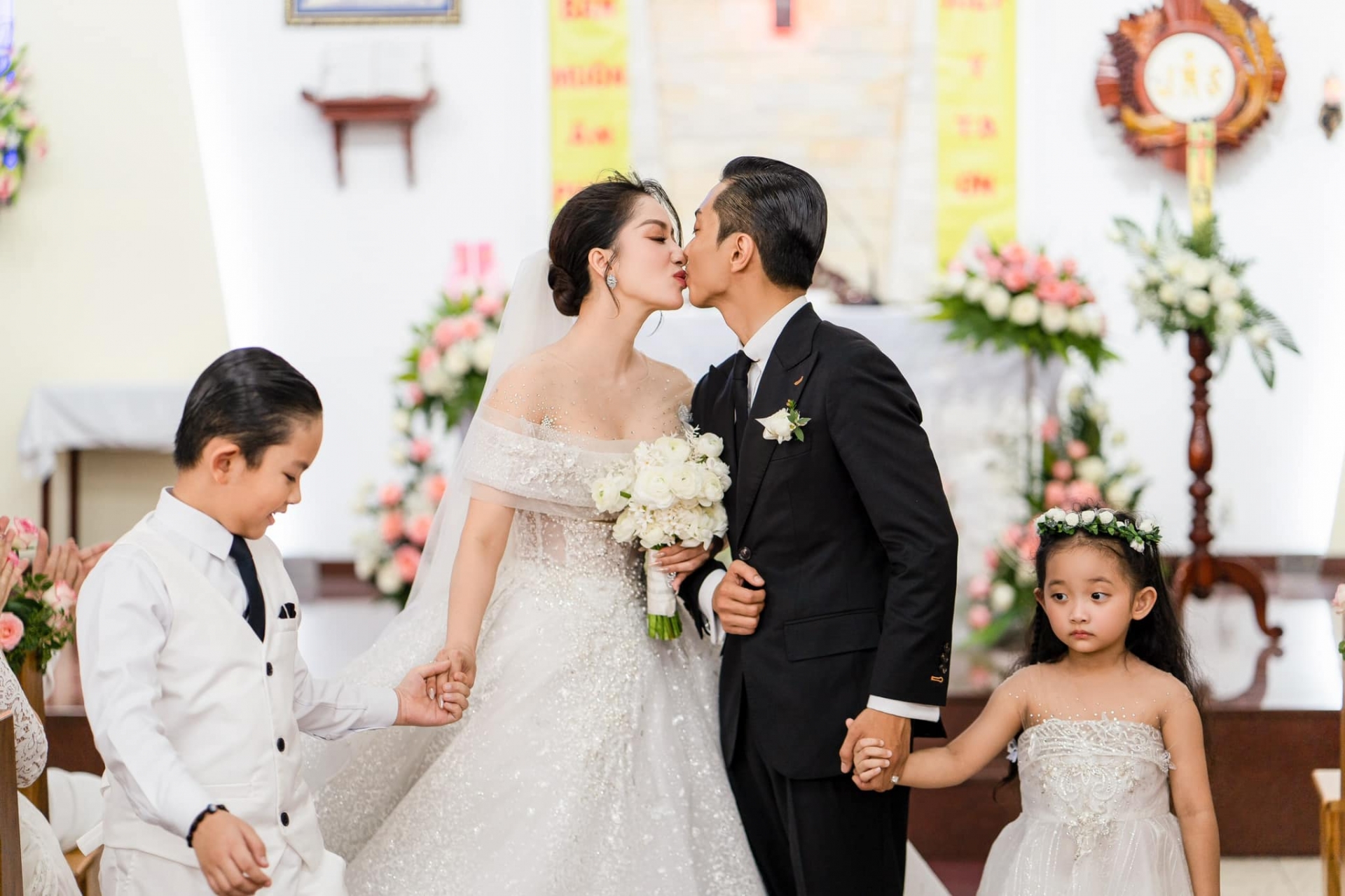 Chùm ảnh lễ cưới tại nhà thờ của Khánh Thi - Phan Hiển: Cô dâu đẹp không tì vết, hé lộ khoảnh ...